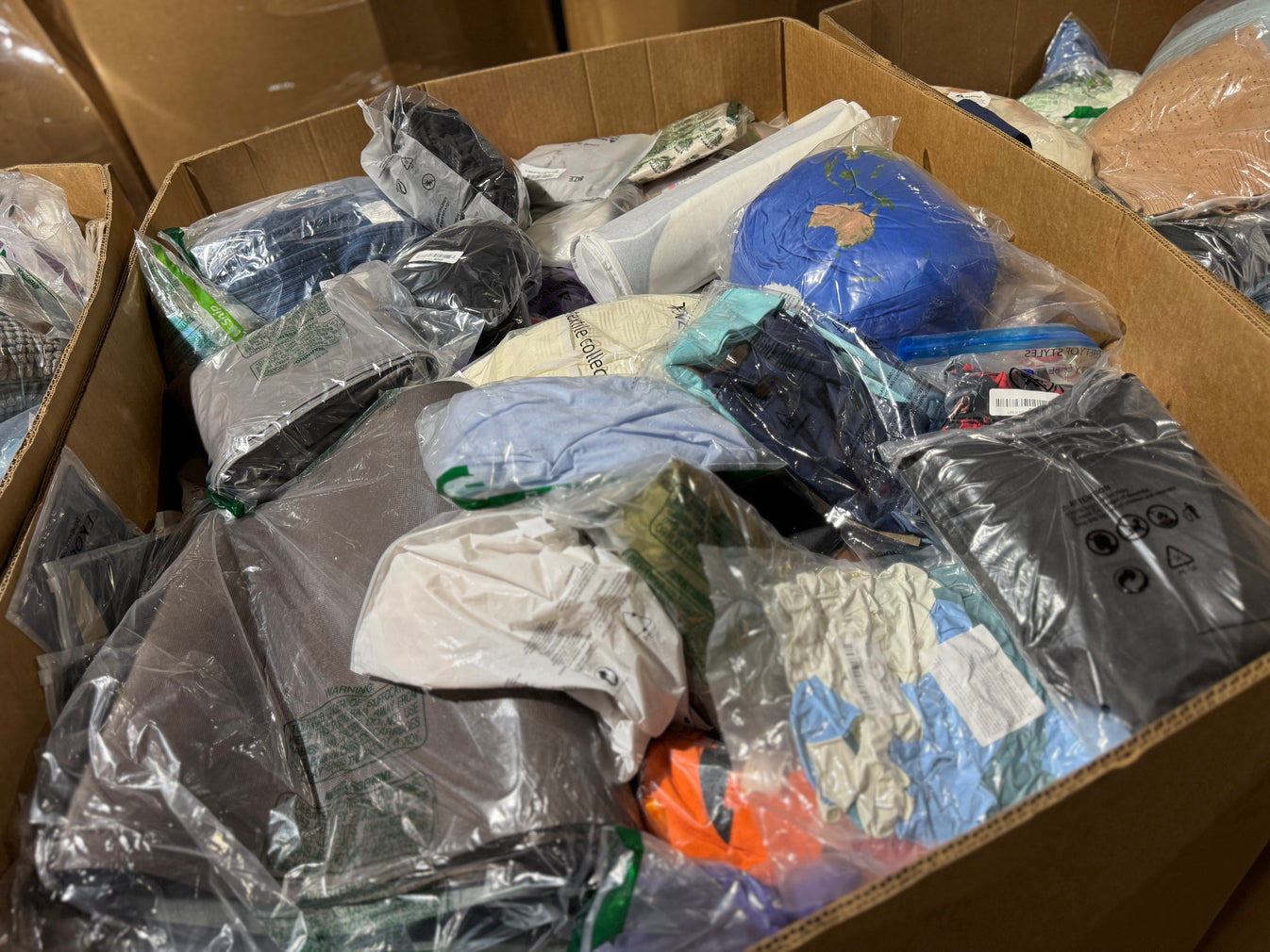 Amazon Clothing Liquidation Pallet – 4ft Gaylord (600–800 Units) | Wha ...